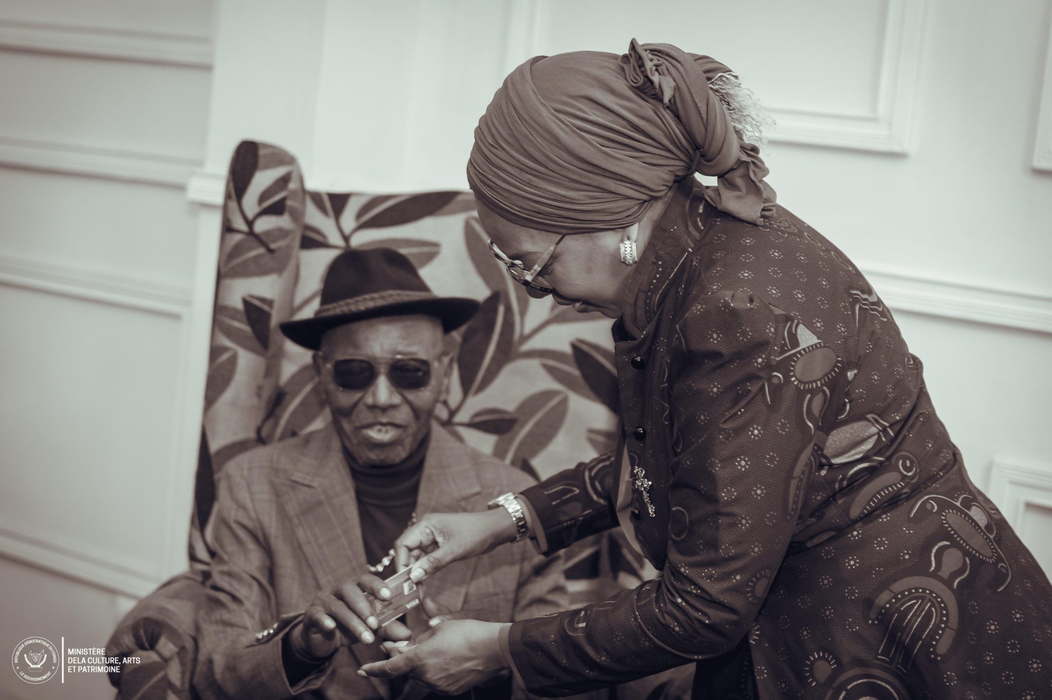 RDC : Yolande Elebe remet symboliquement la carte de santé à Jeannot ...